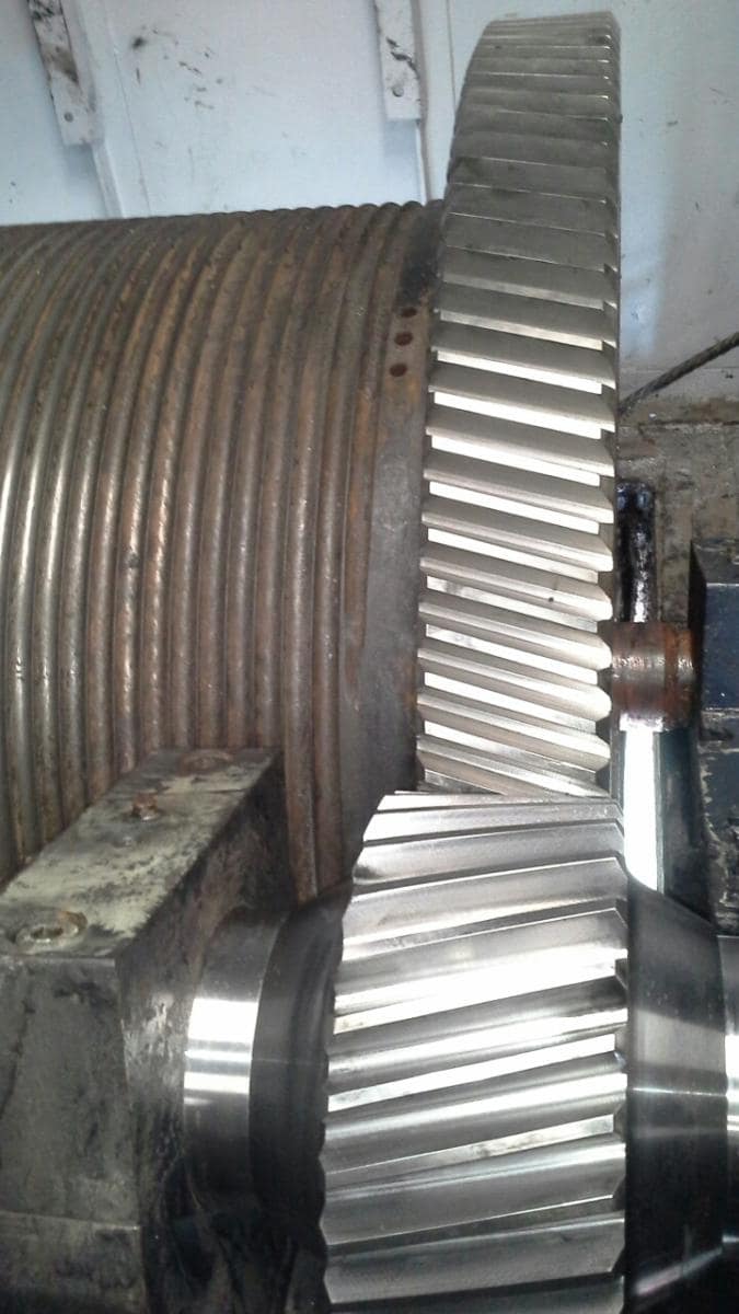 Reparatie / vervangen van tandkrans en rondselas t.b.v. hijstrommel ...